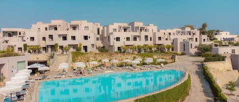 Piscina interna, piscina externa sazonal, guarda-sóis, espreguiçadeiras