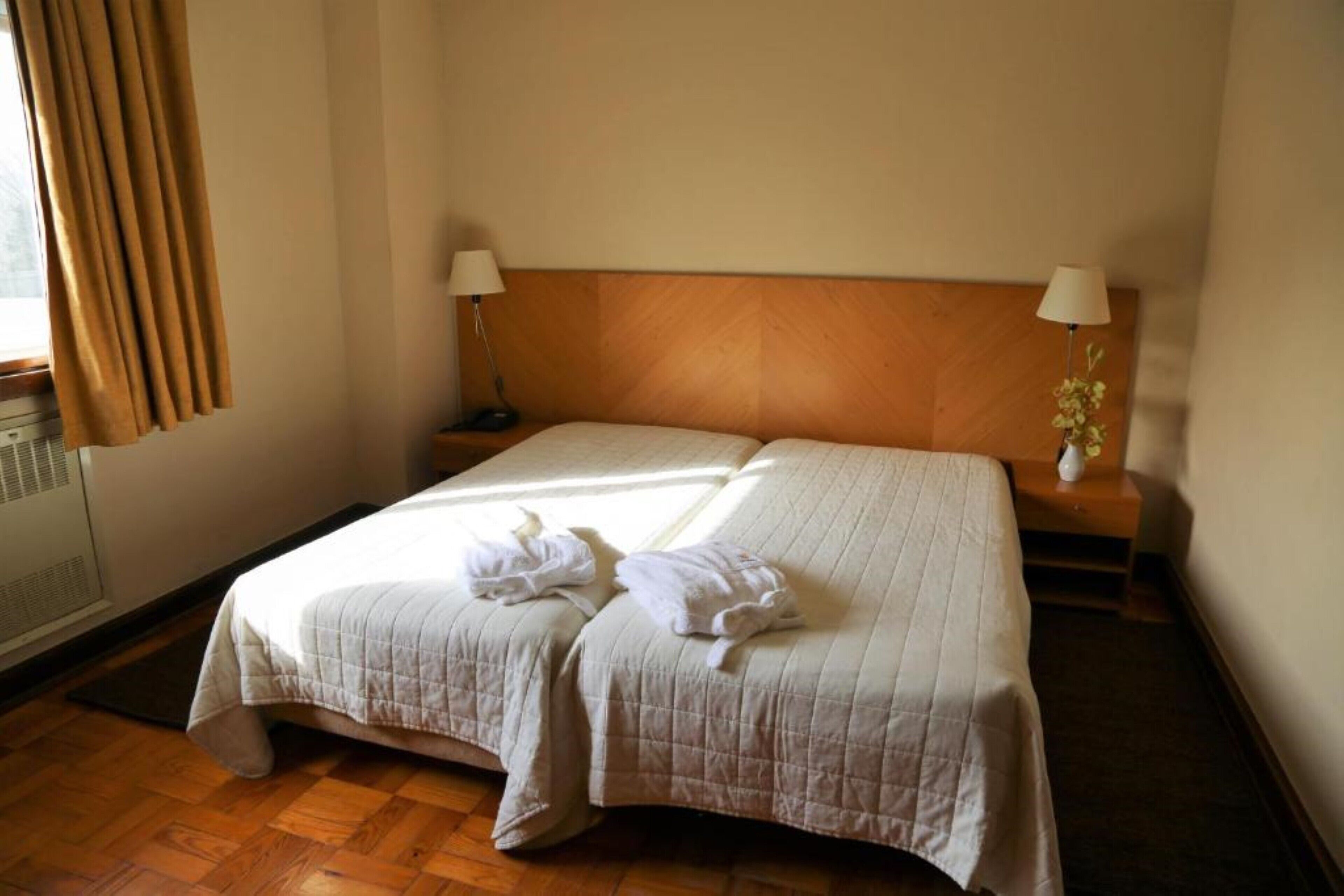Cofre no quarto, secretária, roupa de cama fornecida 