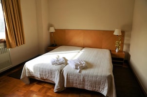 Cofre no quarto, secretária, roupa de cama fornecida