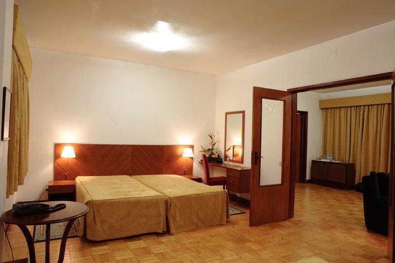 Cofre no quarto, secretária, roupa de cama fornecida 