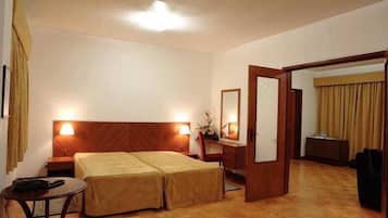 Cofre no quarto, secretária, roupa de cama fornecida
