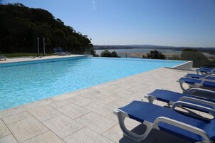 Piscina externa sazonal, funciona das 10h às 19h, guarda-sóis