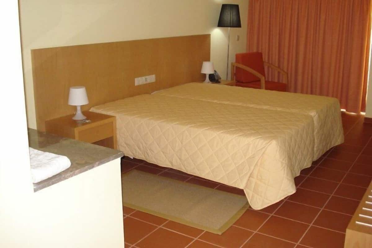 Frigobar, escrivaninha, quartos à prova de som, berços grátis