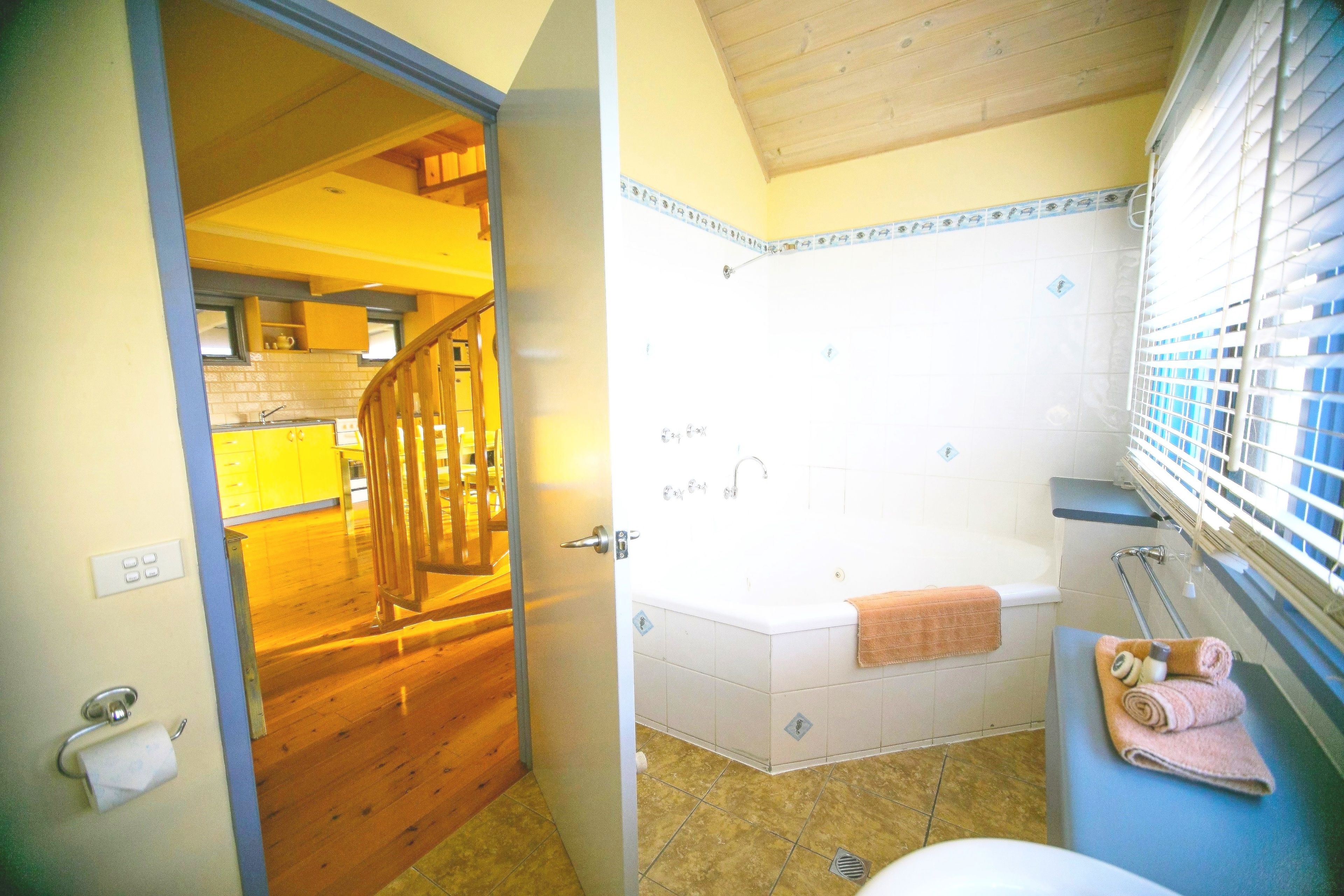 Uma casa de banho com banheira, sanita e lavatório.