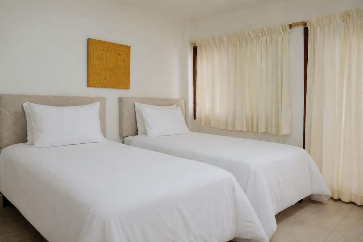 Quarto Standard, 2 camas individuais, junto ao jardim | Lençóis italianos Frette, roupa de alta qualidade, edredões de penas