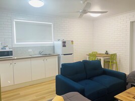 Quarto família | Cozinha privada | Geladeira, micro-ondas, cooktop, cafeteira/chaleira