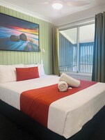 Quarto família | Roupas de cama premium, cortinas blackout, ferros/tábuas de passar roupa