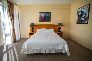 Quarto casal | Cofres nos quartos, escrivaninha, quartos à prova de som