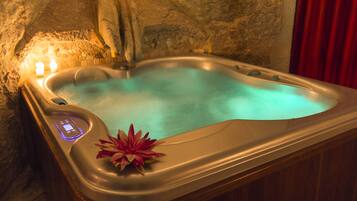 Salas para tratamentos a dois, sauna seca, banheira de hidromassagem