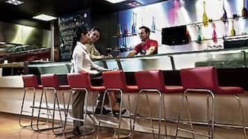 Este bar no lobby do hotel