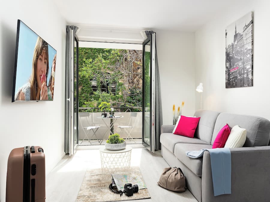 Apartamento, 1 quarto, varanda (Off-Site) | Sala de estar | Televisor LCD de 55 cm com canais por cabo, televisor