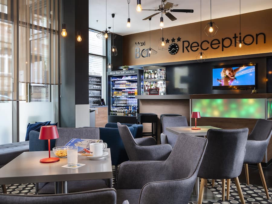 Este bar no lobby do hotel