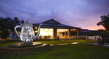 Pequenos-almoços, almoços, jantares servidos, cozinha local 