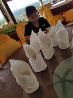 Pequenos-almoços, almoços, jantares servidos, cozinha local 