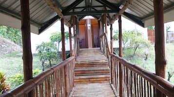 Quarto Triplo (Long House) | Casa de banho | Um polibã, um secador de cabelo (mediante pedido), toalhas fornecidas