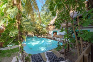 2 piscinas externas, funciona das 11h às 20h, espreguiçadeiras