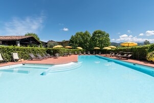Piscina externa sazonal, funciona das 8h30 às 19h30, guarda-sóis