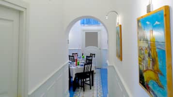 Café da manhã com buffet grátis todos os dias