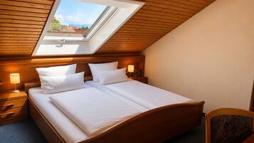 Quarto casal econômico | Escrivaninha, Wi-Fi de cortesia, roupa de cama