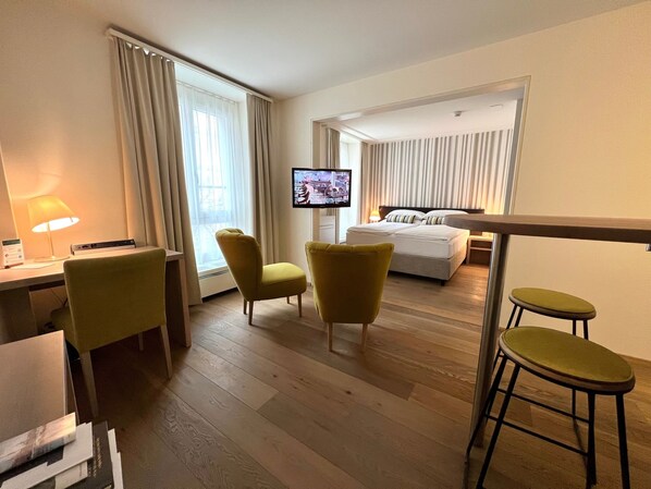 Superior more-than-a-bedroom | Roupa de alta qualidade, minibar, cofre no quarto 