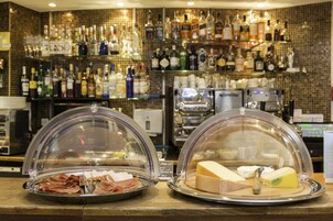 Café da manhã com buffet todos os dias (CHF 25 por pessoa) 