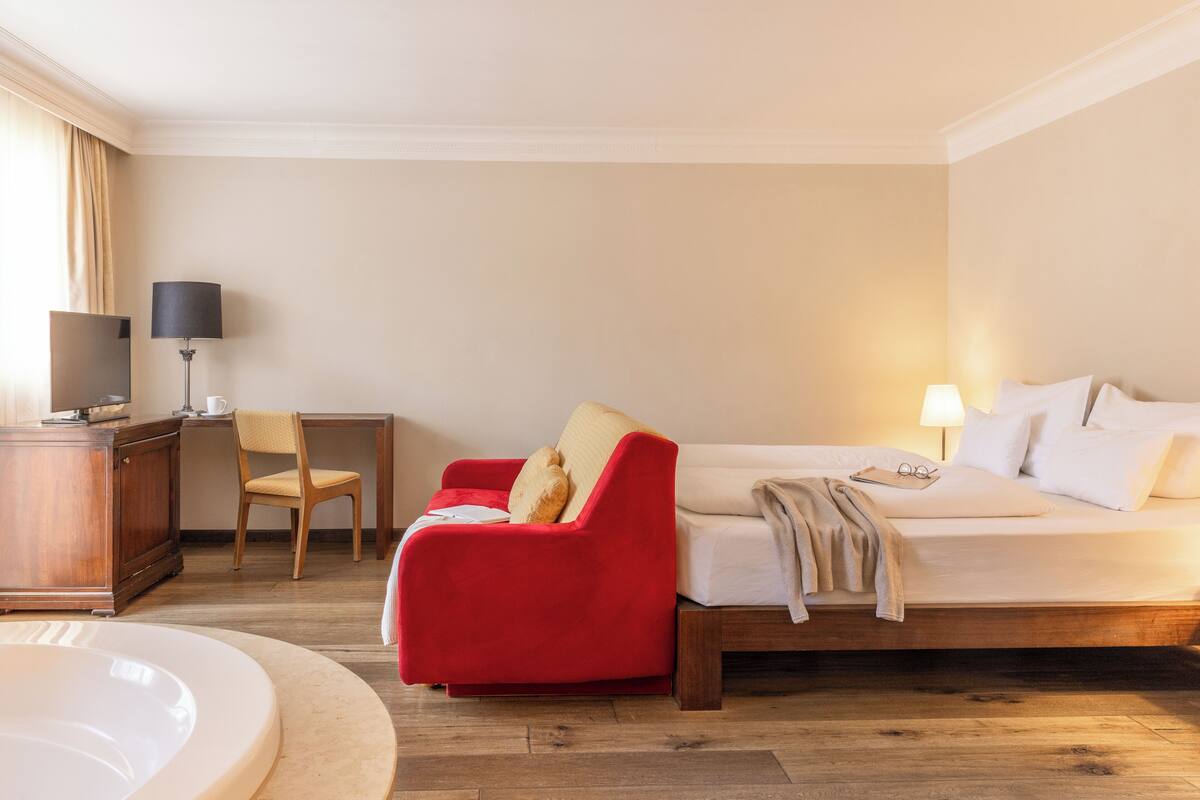 Quarto Triplo | Lençóis italianos Frette, roupa hipoalergénica, cofre no quarto 