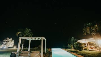 Piscina externa, espreguiçadeiras