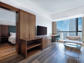 Minibar, cofre no quarto, secretária, cortinas/cortinados opacos 