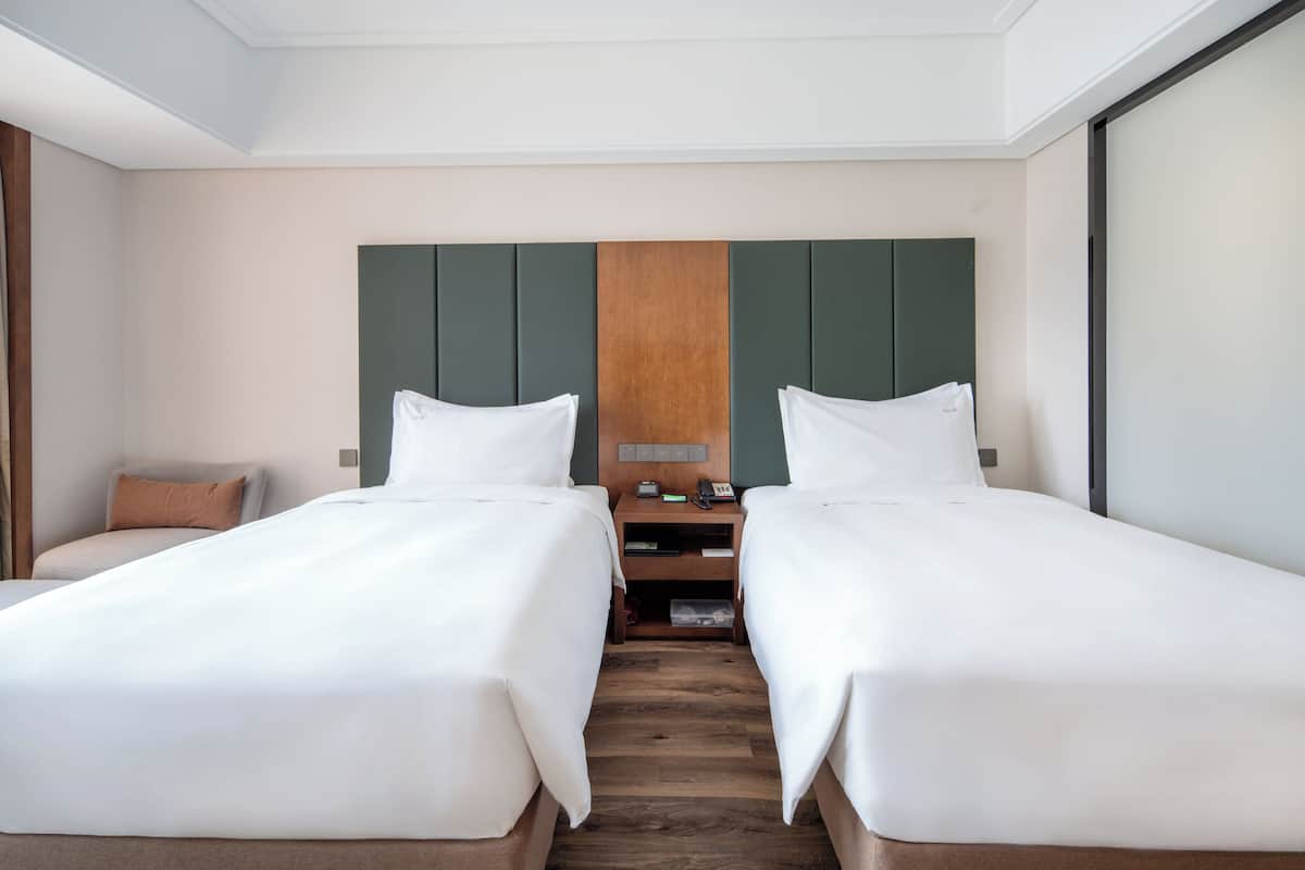 Frigobar, cofres nos quartos, escrivaninha, cortinas blackout