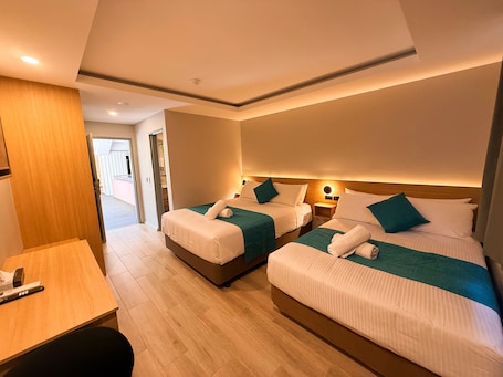 Quarto Familiar (Deluxe, 4 Pax 1 Queen, 1 Double) | Minibar, secretƔria, quartos insonorizados, ferro/tƔbua de engomar