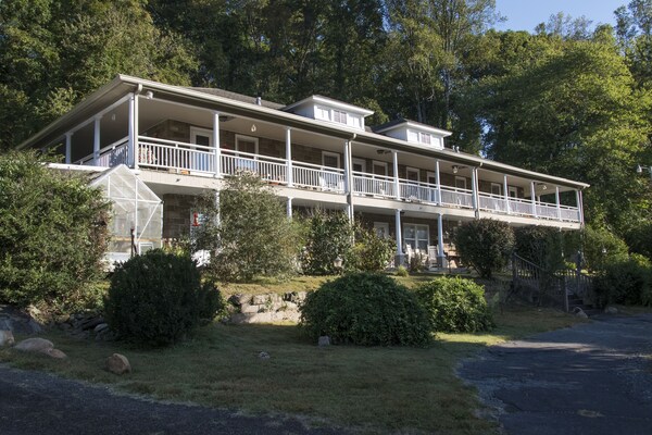 Calhoun House Inn & Suites - North Carolina