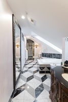 Quarto | Casa de banho | Uma combinação polibã/banheira, uma banheira de imersão total