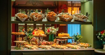 Café da manhã com buffet grátis todos os dias