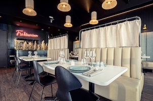 Jantares servidos, com vista para o oceano