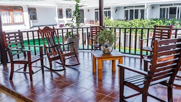 Quarto quádruplo (Vista a la calle) | Área de estar | TV LCD 26 polegadas com canais a cabo, TV, Netflix