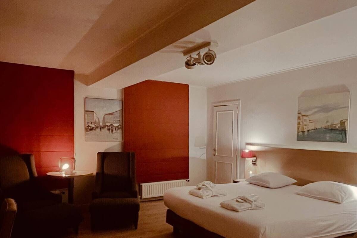Quarto Duplo Deluxe, 1 cama king-size | Minibar, cofre no quarto, secretária, Wi-fi 