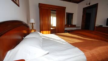 Quarto Duplo | Minibar, secretária, quartos insonorizados, Wi-fi grátis