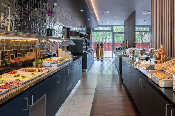 Pequeno-almoço tipo buffet diário (17 EUR por pessoa)