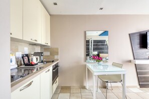 Quarto superior | Cozinha privada | Geladeira, micro-ondas, cafeteira/chaleira, chaleira elétrica