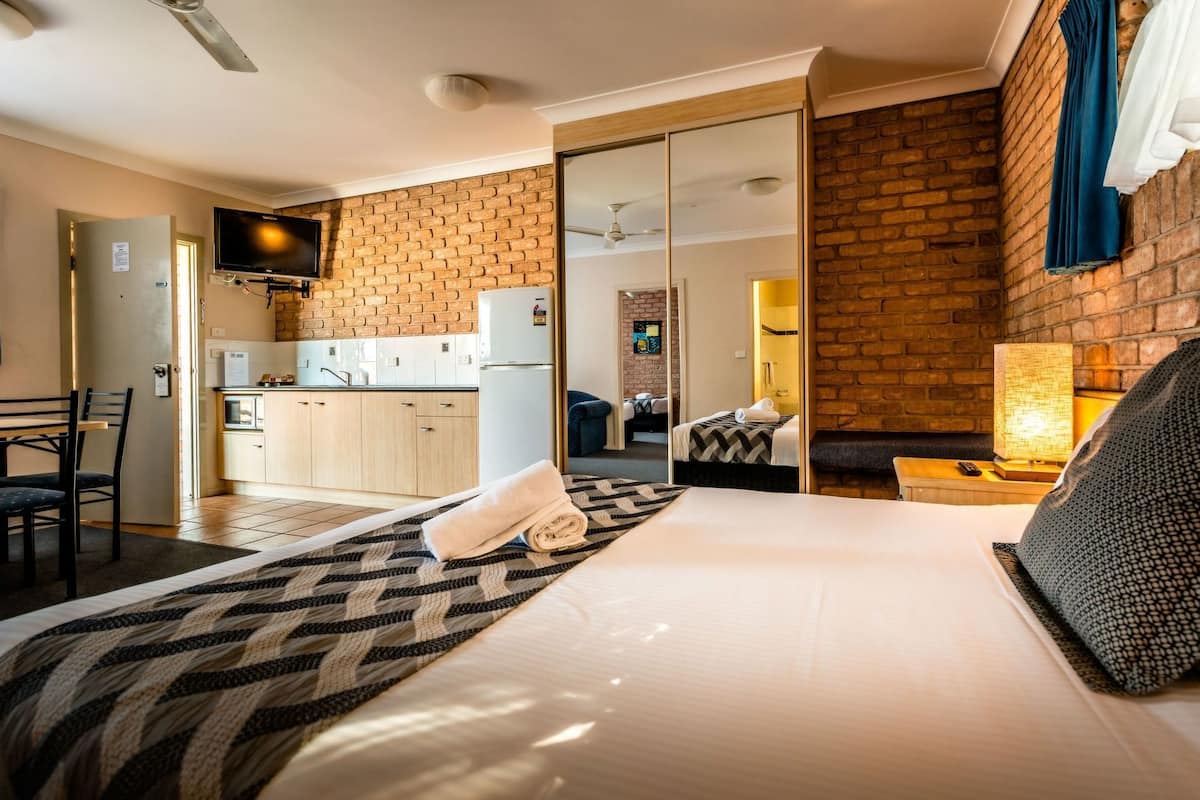 Roupas de cama premium, camas com colchões pillow-top, escrivaninha