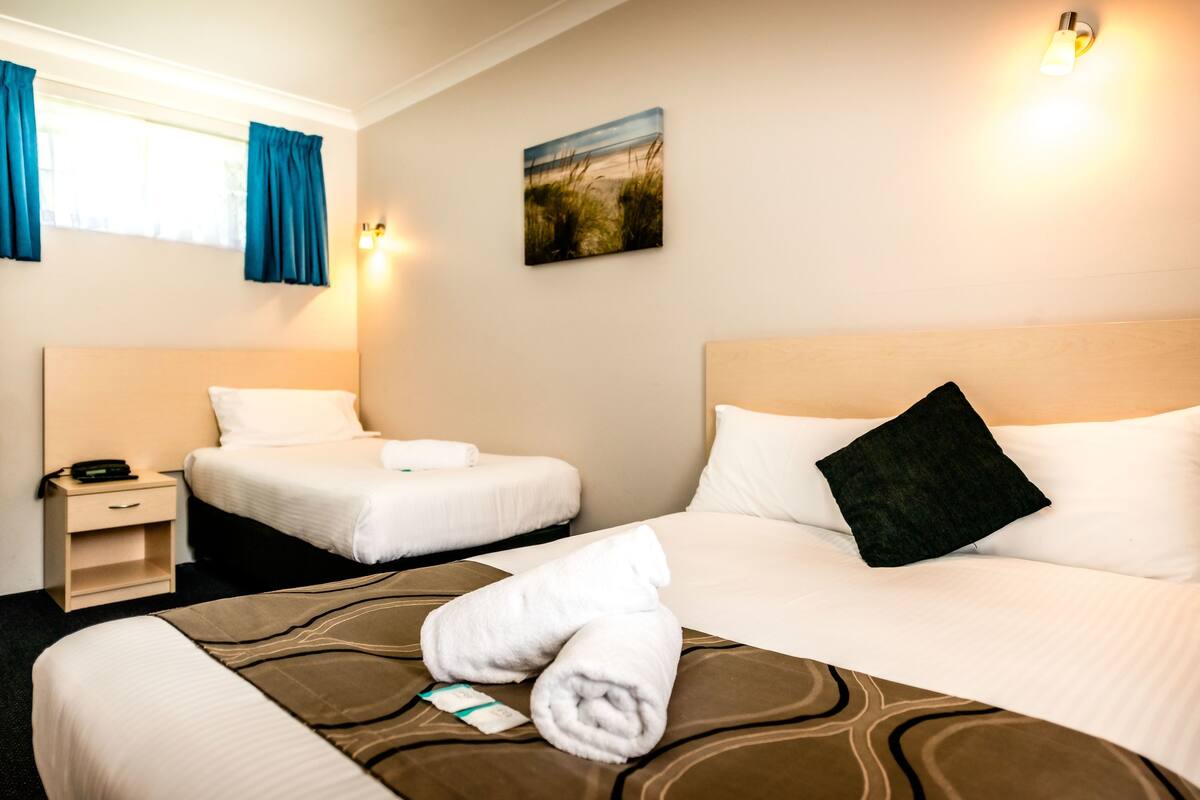 Roupas de cama premium, camas com colchões pillow-top, escrivaninha