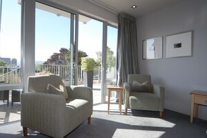 Estúdio luxo | Frigobar, cofres nos quartos, escrivaninha, quartos à prova de som