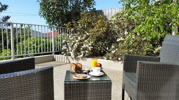 Estúdio superior, 1 cama King | Vista para o pátio