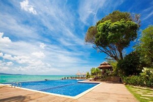 Piscina exterior, guarda-sóis, espreguiçadeiras 