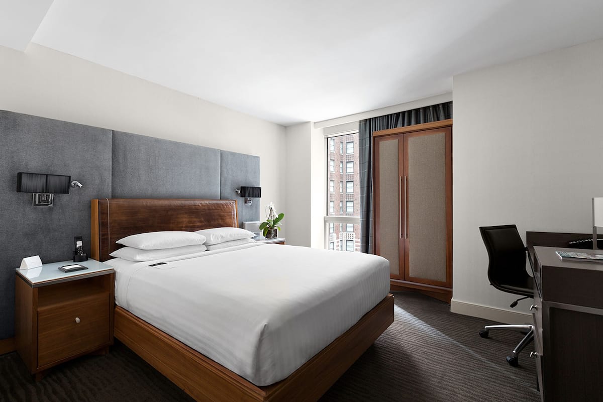 Roupa de alta qualidade, minibar, cofre com capacidade para portátil