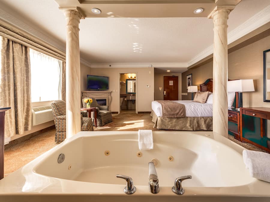 Quarto de Luxo | Roupa de alta qualidade, edredões de penas, cofre no quarto