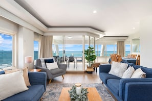 Penthouse, 4 quartos, vista para o oceano (Level 10) | Sala de estar | Televisor de ecrã plano de 32 polegadas com canais digitais, televisor 