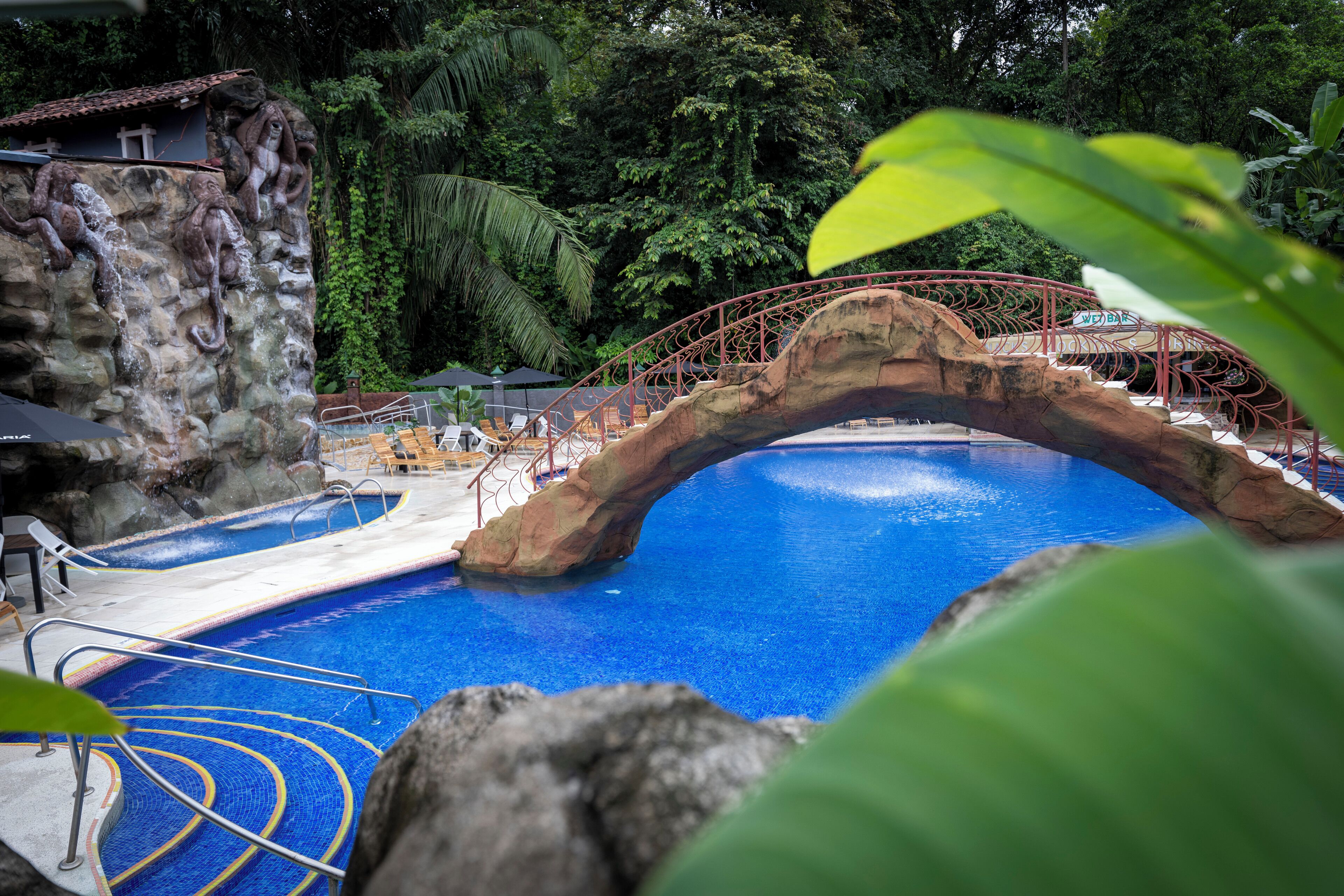 3 piscinas exteriores, guarda-sóis 