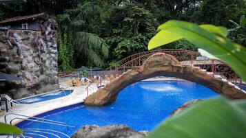 3 piscinas exteriores, guarda-sóis