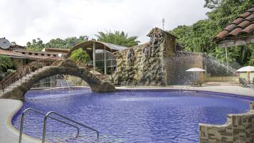 3 piscinas exteriores, guarda-sóis